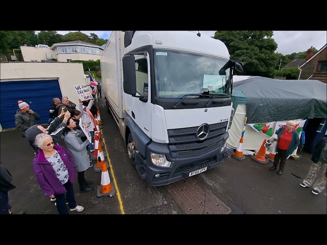 Full vid of the bed lorries leaving Stradey Park Hotel Llanelli with ...